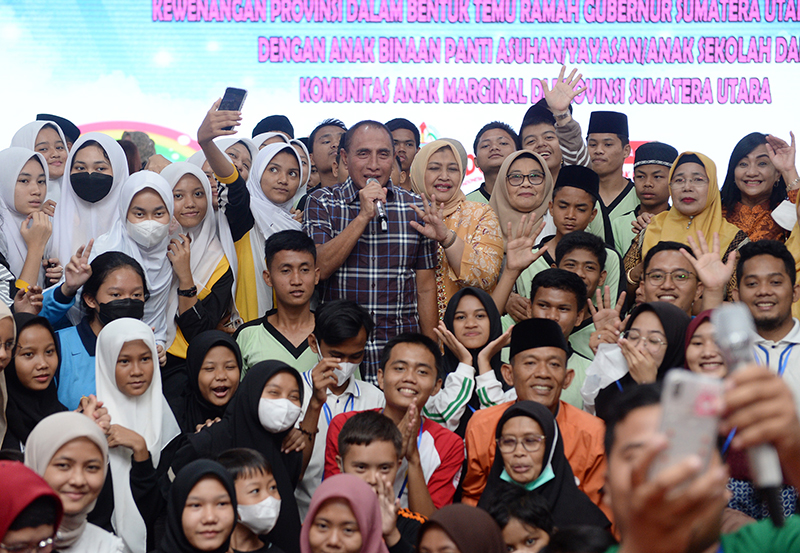 Bermain Bersama Anak-anak Panti Asuhan dan Marjinal, Gubernur dan Ketua ... Bermain Bersama Anak-anak Panti Asuhan dan Marjinal, Gubernur dan Ketua ...