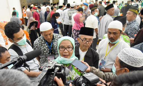 Sambut Kepulangan Jemaah Haji Kloter Pertama, Sabrina Doakan Mabrur dan ... Sambut Kepulangan Jemaah Haji Kloter Pertama, Sabrina Doakan Mabrur dan ...
